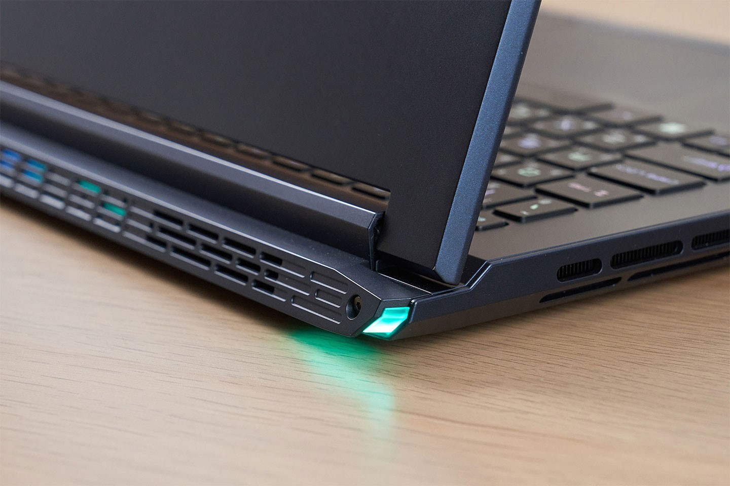 MSI Stealth 14 Studio 開箱實測：能同時滿足電競、商務、創作者需求的跨界筆電